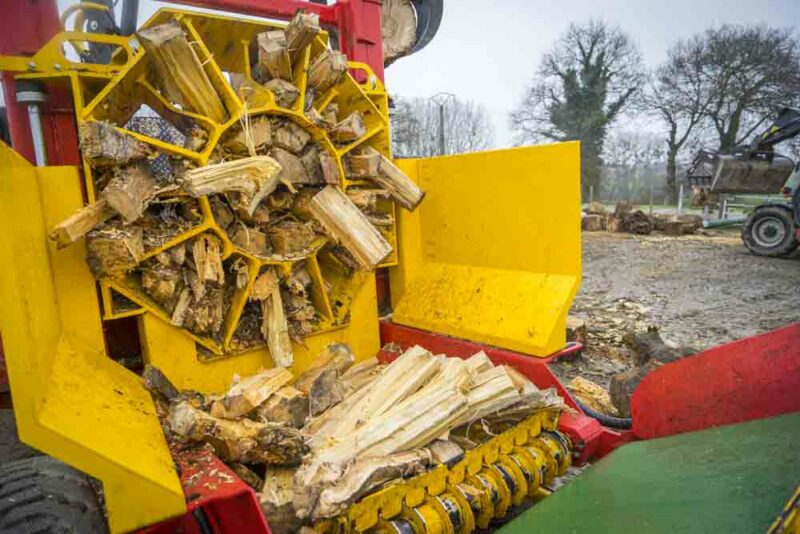 La fendeuse Rabaud 80 tonnes (F80) en Cuma | Journal Paysan Breton