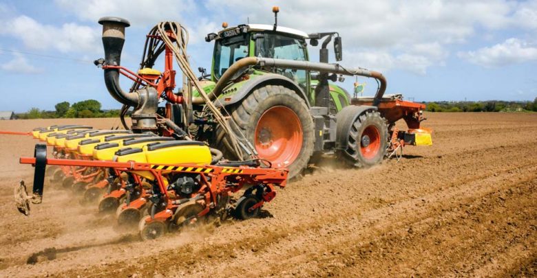 Rapidité et précision dans le semis de maïs – Journal Paysan Breton