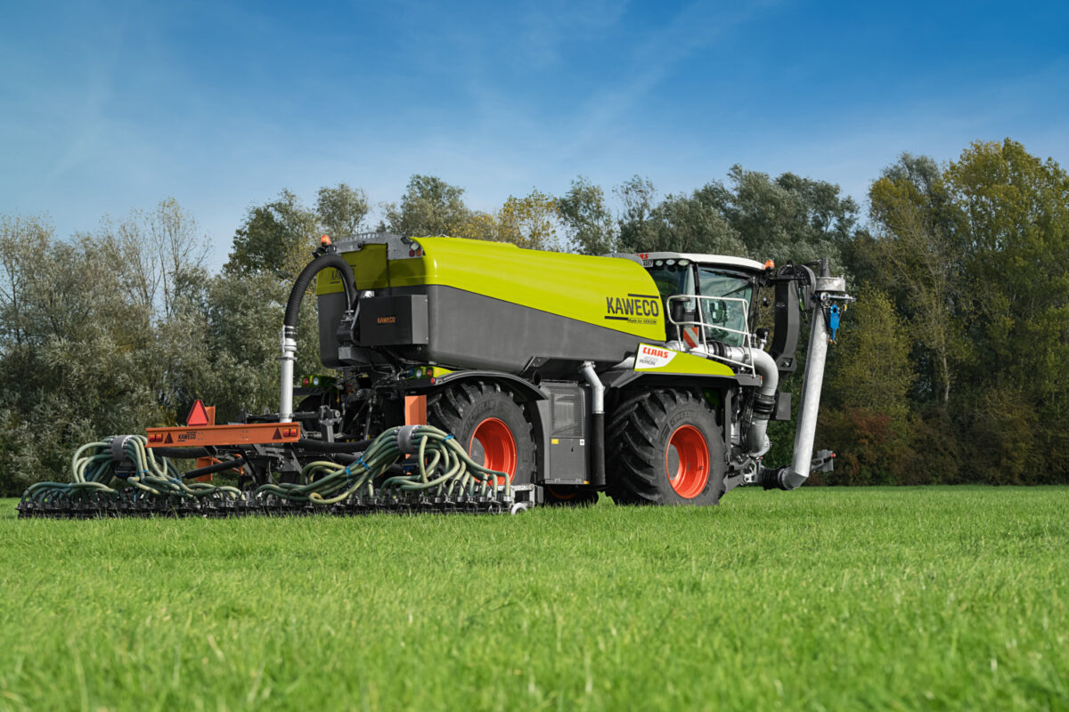 Un Claas Xerion avec cuve pour l'épandage d'effluent liquide intégrée ...