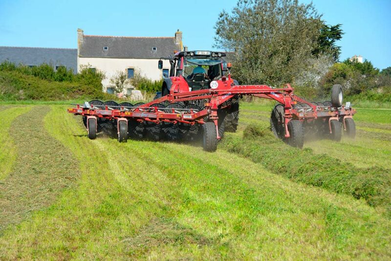 Andainer en effleurant les feuilles | Journal Paysan Breton